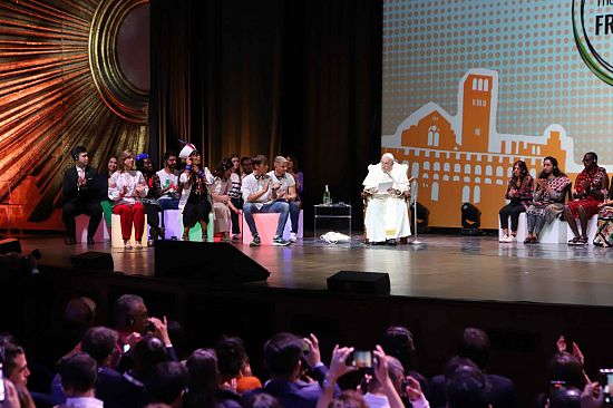 Il Papa ai giovani: “Fate chiasso per trasformare un’economia che uccide"